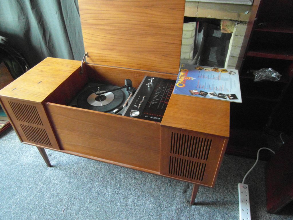 Bytes, Bolts and Leaves | Vintage radiogram repair
